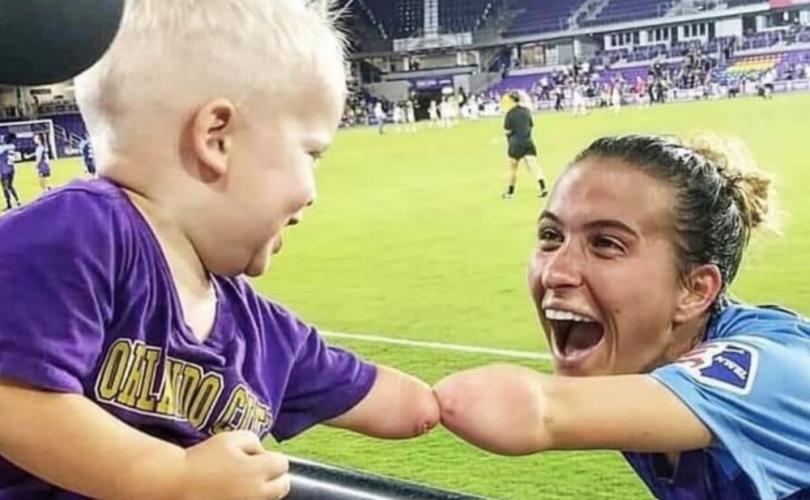 Toddler and soccer pro, both born without left forearm, bond in viral ...